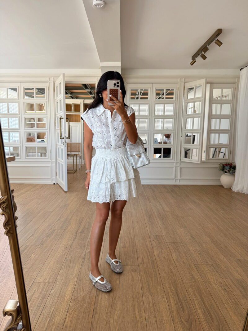 Daniska Beyaz Sıfır Kol Fistolu Gömlek Katlı Etek Takım – Pelin Şenoğlu